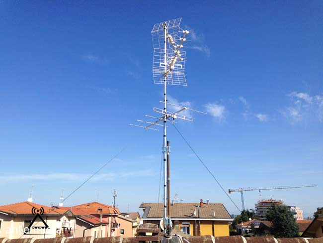 Sostituzione antenna TV digitale terrestre in villa a Milano