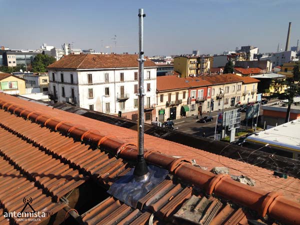 Cambio di un'antenna TV gigantesca in un condominio a Milano