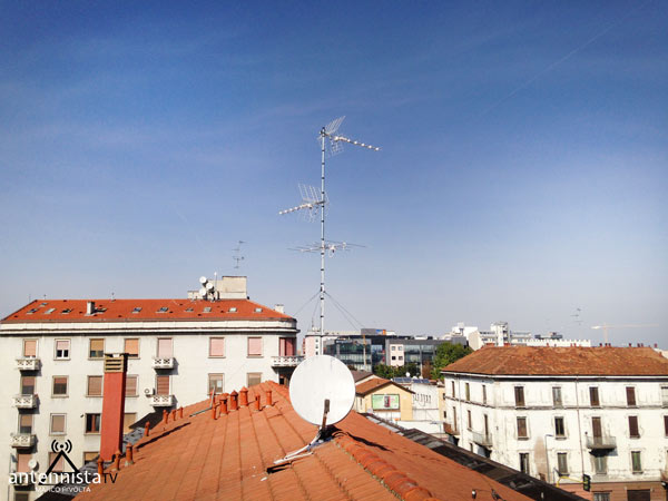 Cambio di un'antenna TV gigantesca in un condominio a Milano